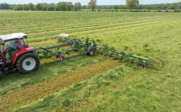 La faneuse Vendro C 1340 de Krone pointe à 13,34 mètres - Pleinchamp