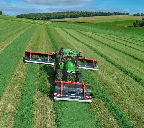 Kuhn complète son offre d’andaineurs à tapis avec le Merge Maxx 440 F - Pleinchamp